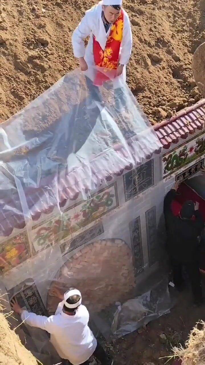 Tomb Wall Collapses Burying Five During Ceremony